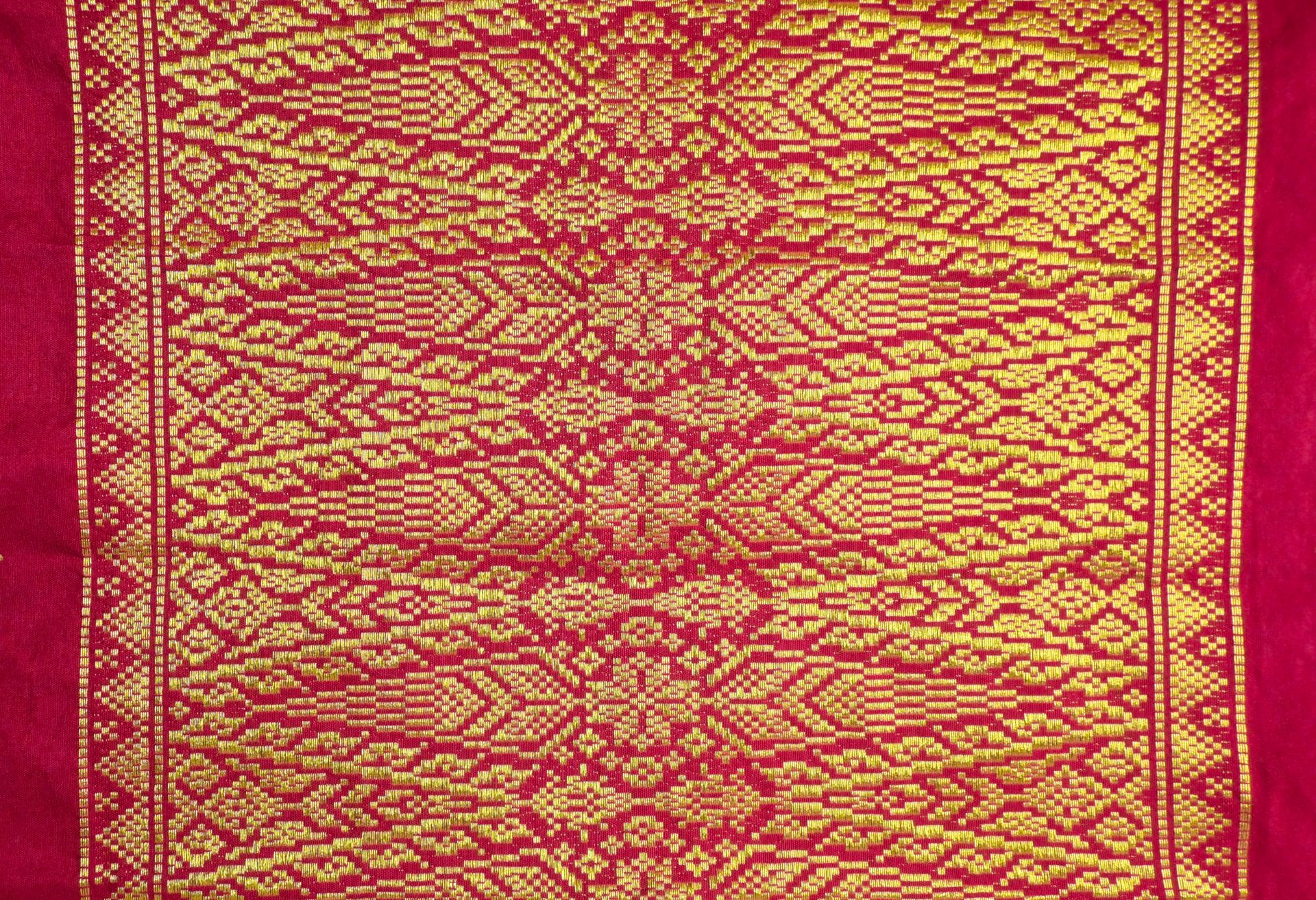 Saratage. Kain Brunei Merah Tenun Emas