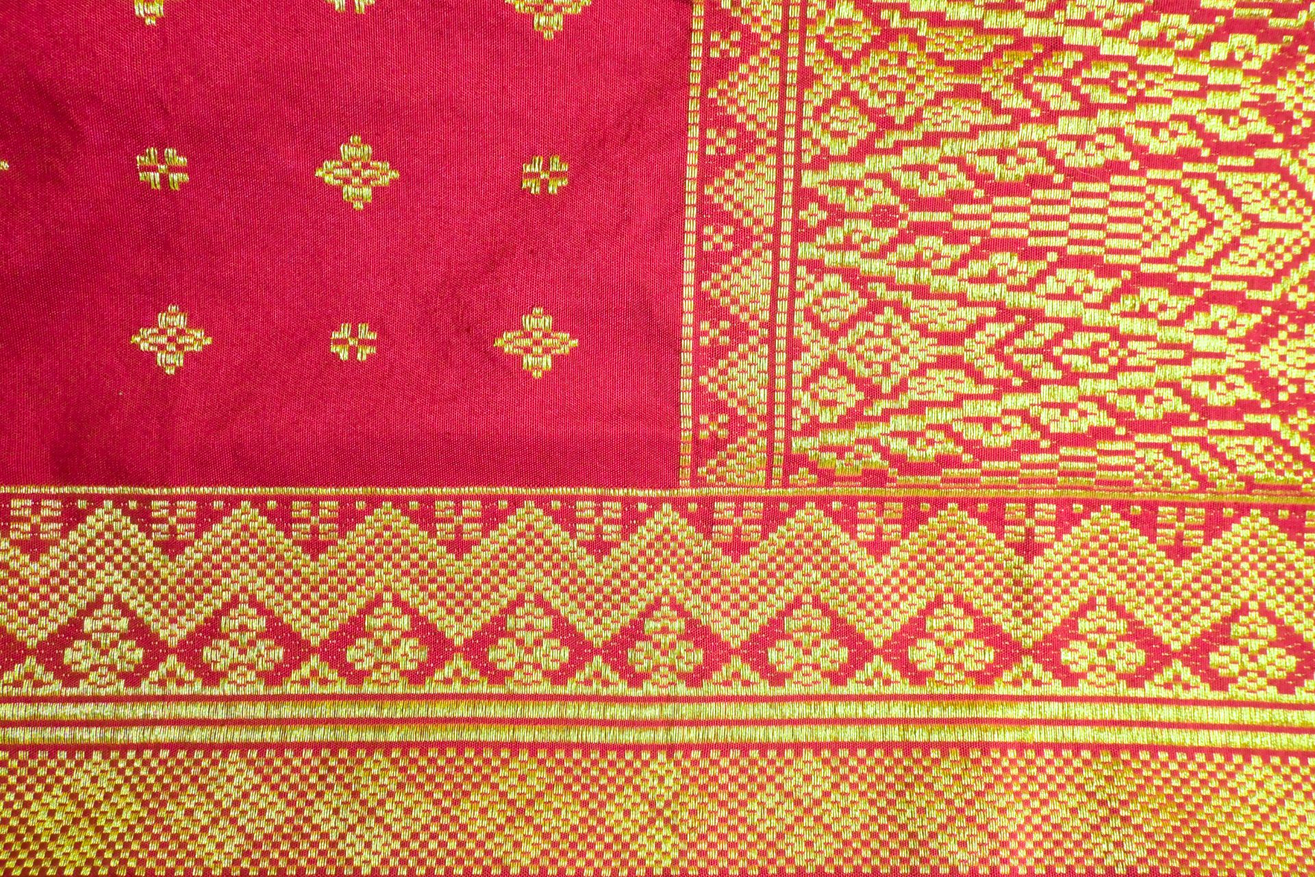 Saratage. Kain Brunei Merah Tenun Emas